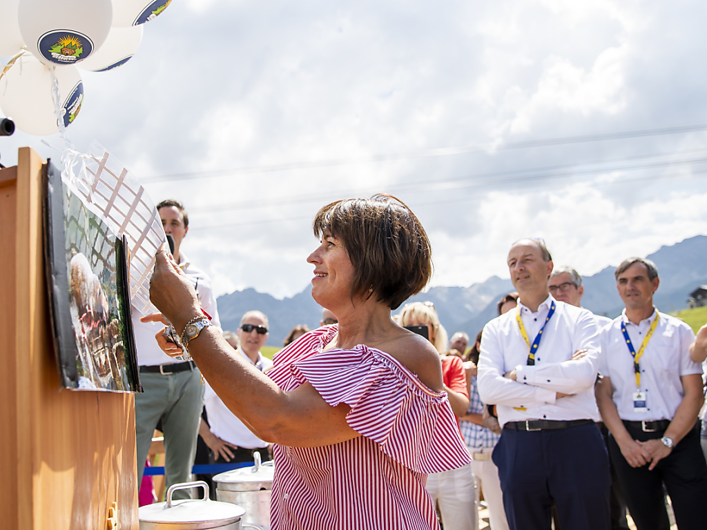 Doris Leuthard inaugure le parc aux ours d'Arosa (GR) - RTN votre radio ...