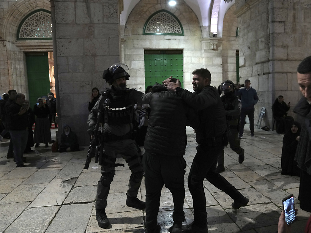 Affrontements à Al-Aqsa, le Hamas dénonce un crime sans précédent - RTN ...