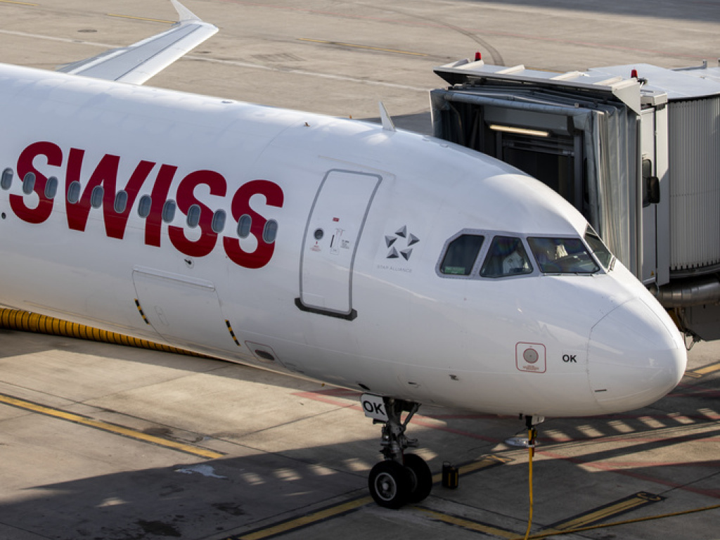 Le vol spécial de Swiss en provenance d'Israël arrivé à Zurich - RTN ...