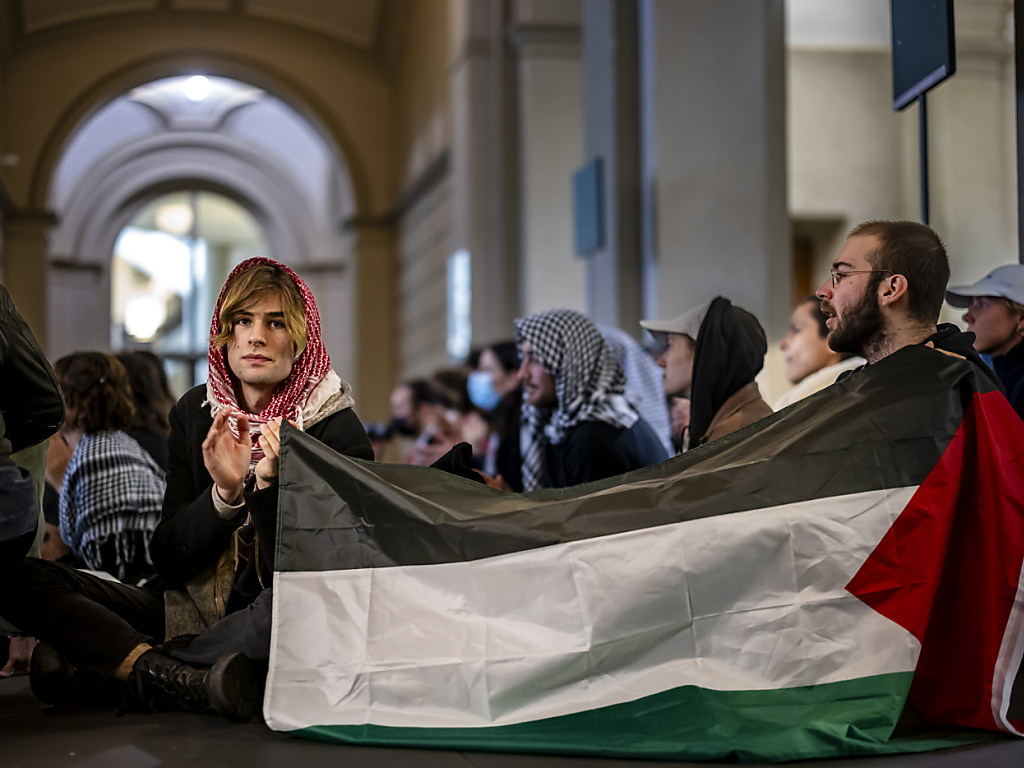 Sit-in en faveur de la Palestine dans le hall d'entrée de l'EPFZ - RJB ...