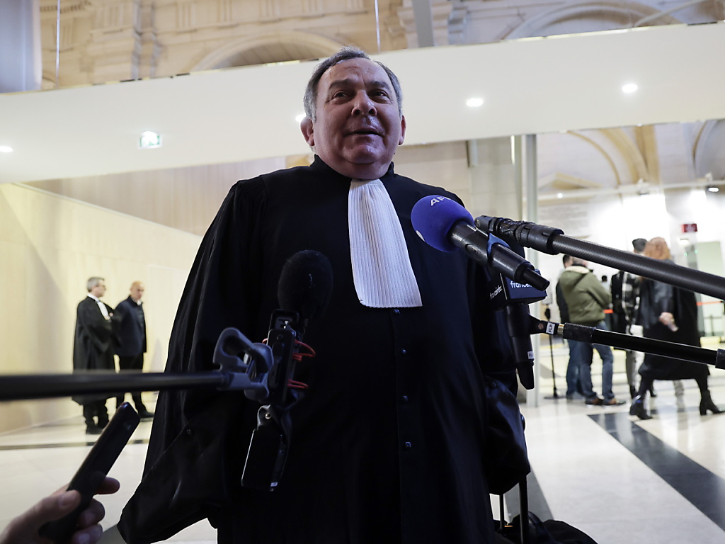Huit accusés au procès à Paris pour l'assassinat de Samuel Paty - RTN ...