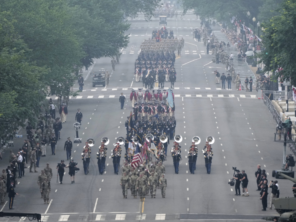 Début de la parade militaire rêvée par Trump à Washington - RJB votre ...