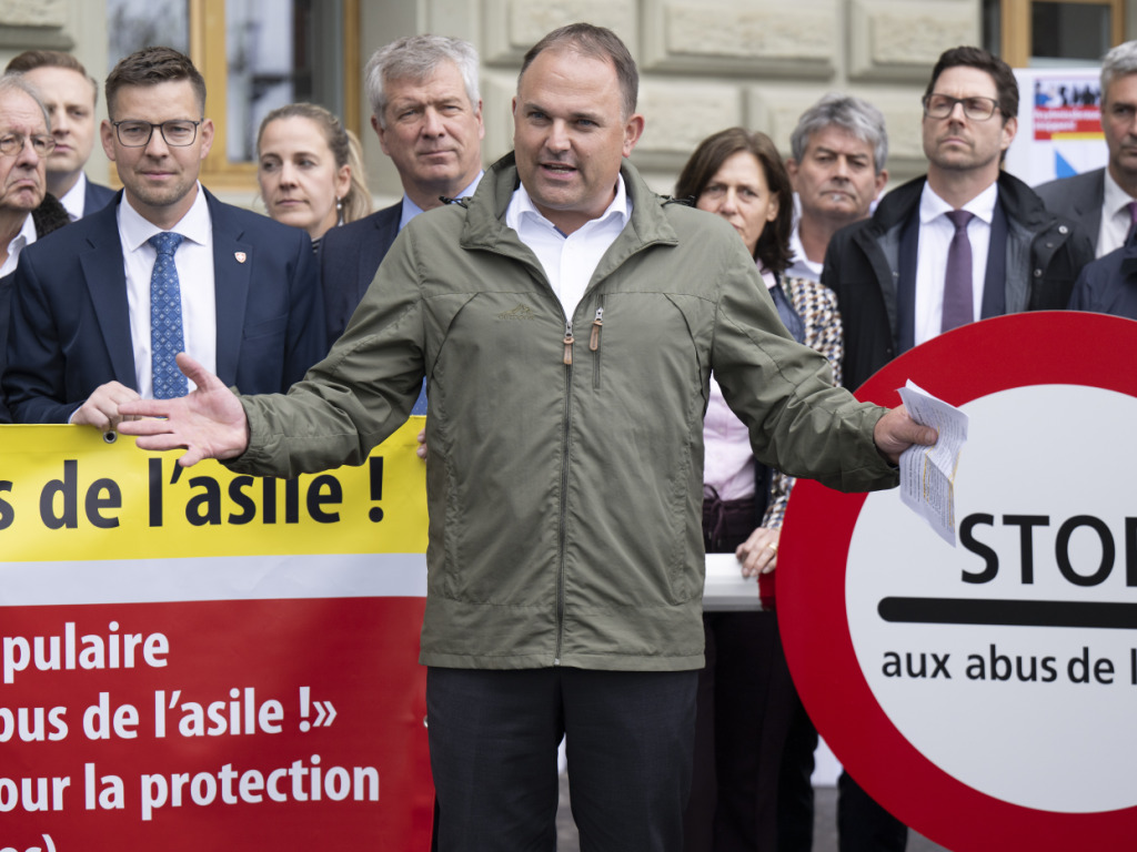 L'UDC a déposé son initiative « pour la protection des frontières ...